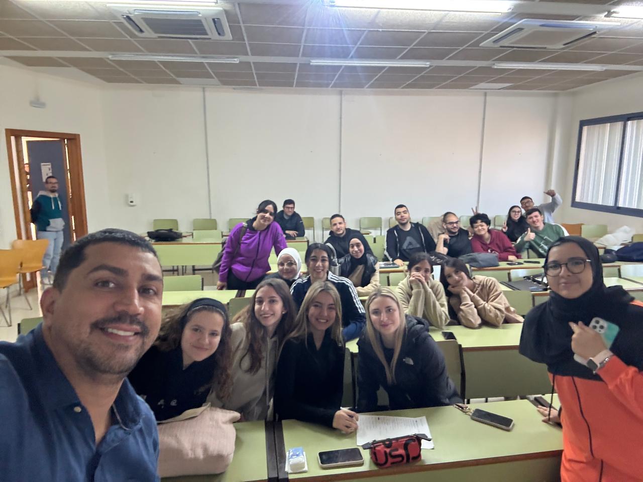 Académico UNAB recibe reconocida beca internacional